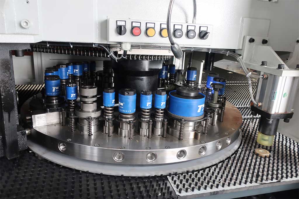 ACCURL Hydraulic CNC Turret Punch Press MAX-T-30 Ton with 32 Stations 2 ...