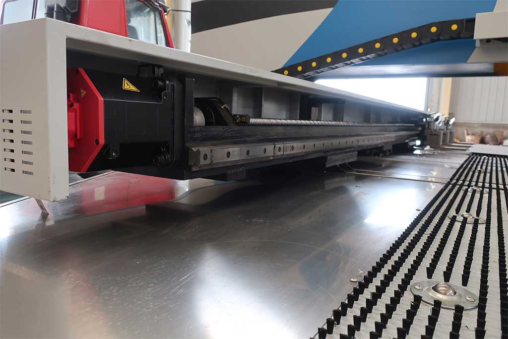 ACCURL Hydraulic CNC Turret Punch Press MAX-T-30 Ton with 32 Stations 2 ...